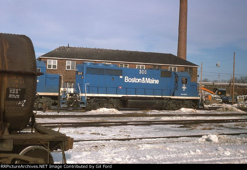 B&M 300(GP40-2)